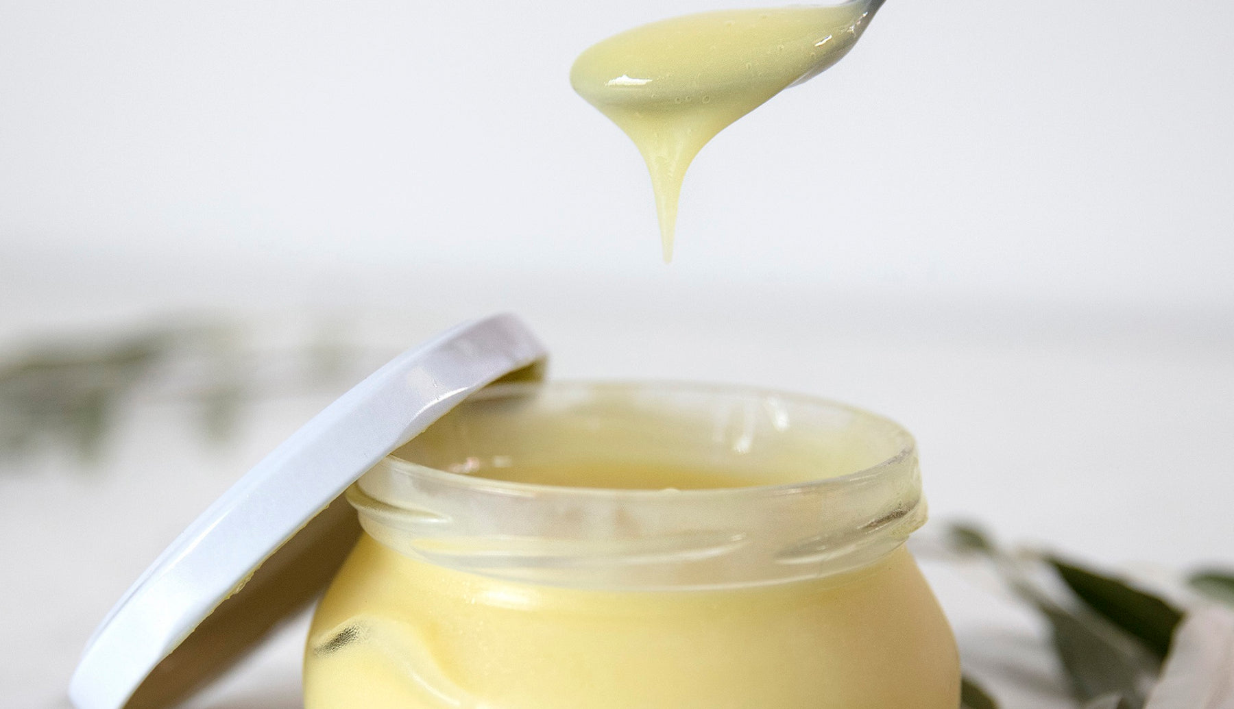 What makes a Queen Bee? Discover the magic of Royal Jelly! - Planet Bee ...